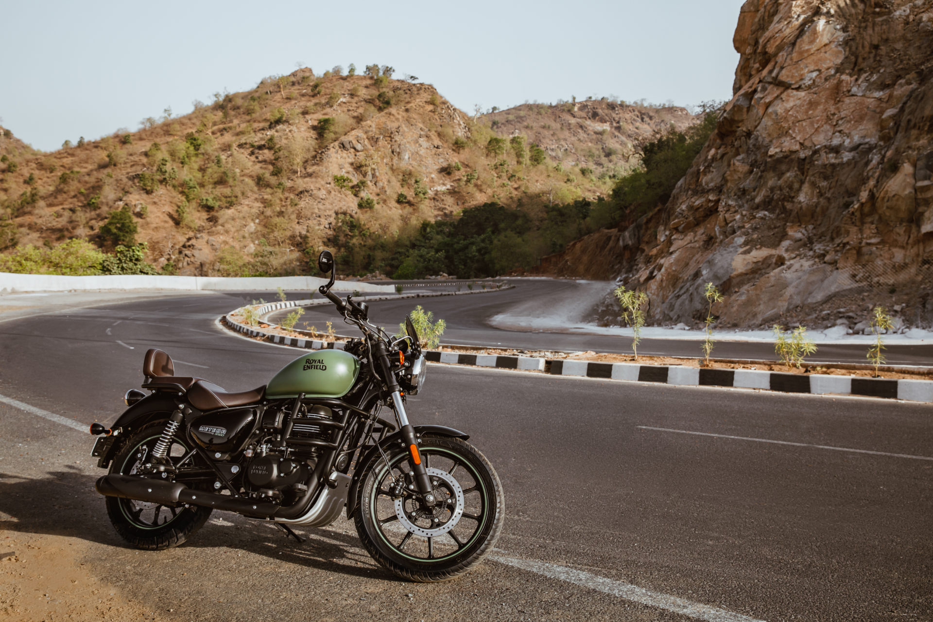 Royal Enfield Meteor 3 nieuwe kleuren! - Joppen Motoren